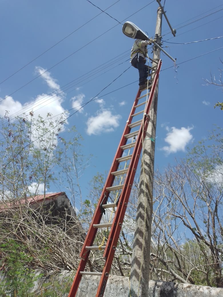 Cambio de lámparas en Hubilá. – H. Ayuntamiento de Tixkokob 2024-2027